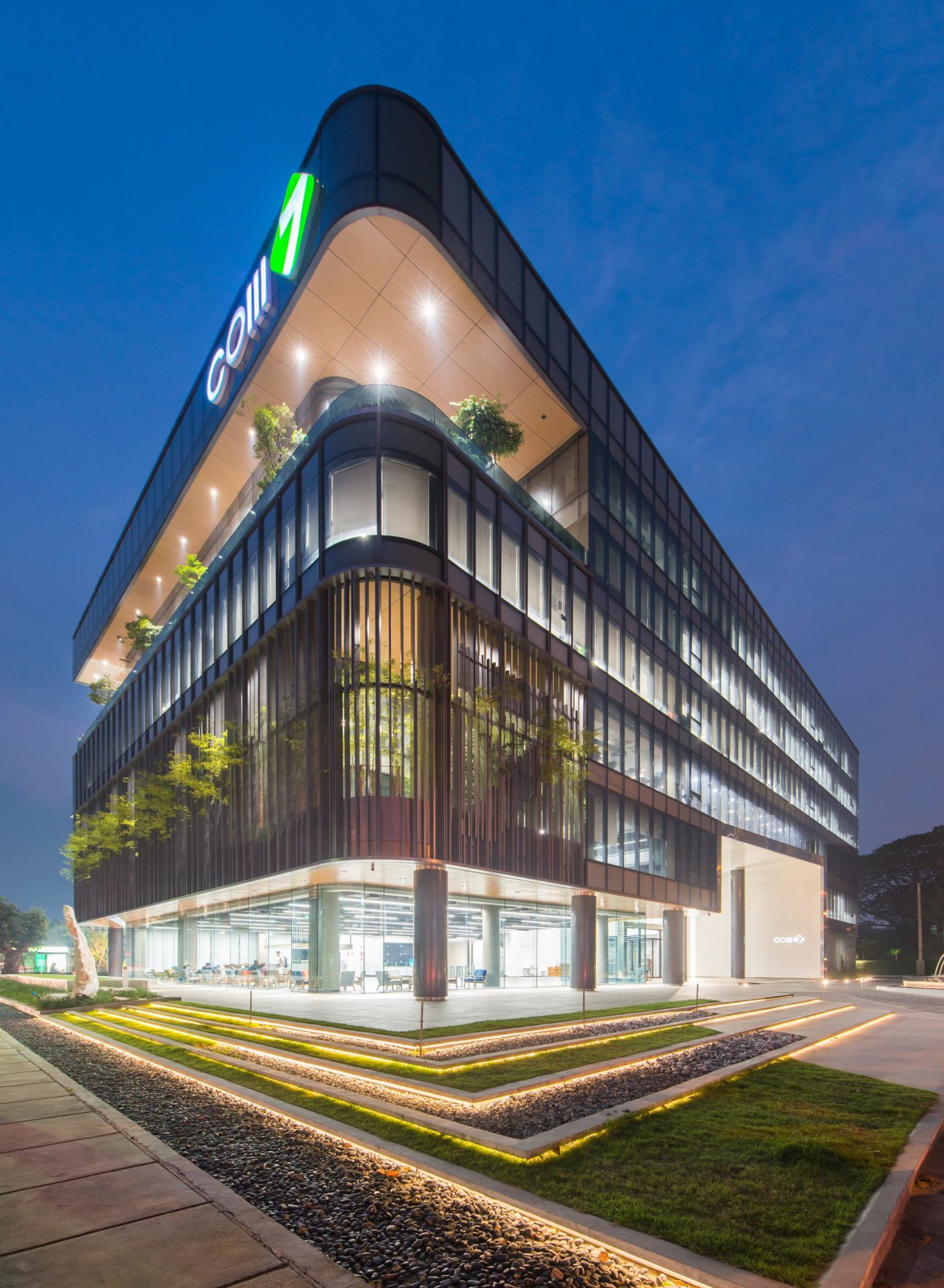 Experience: COM7 Headquarters